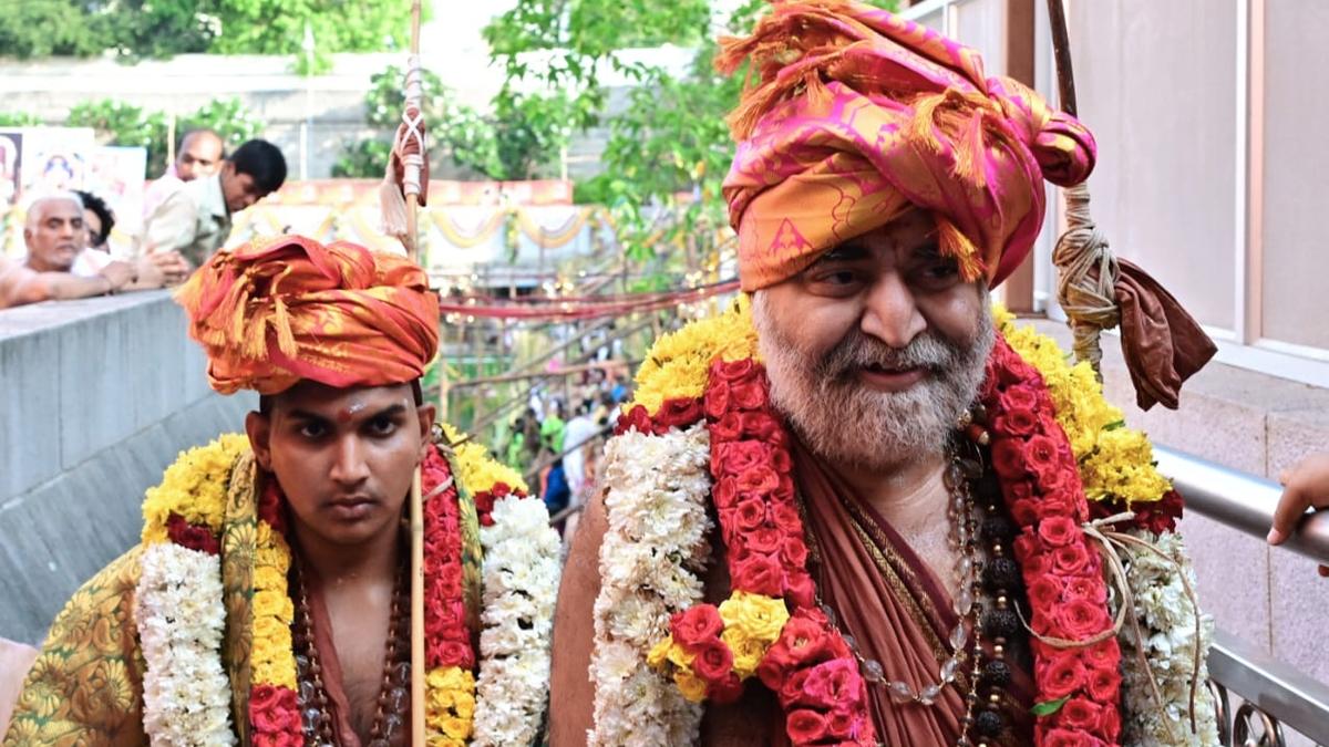 Satya Chandrasekharendra Saraswathi anointed 71st pontiff of Kanchi Kamakoti Peetam - The Hindu